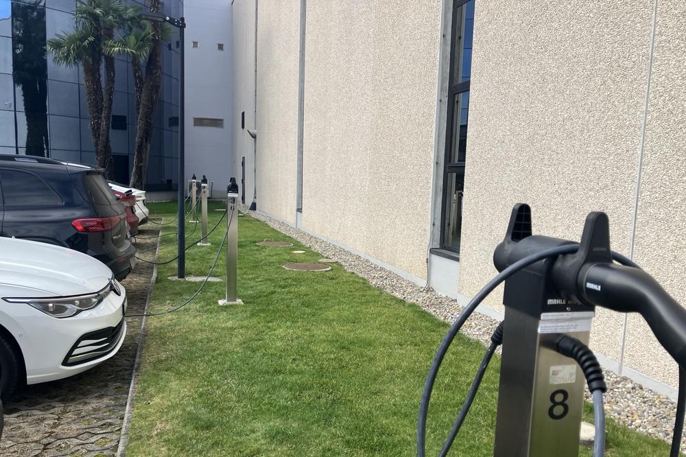 Ladeinfrastruktur am Arbeitsplatz: Interroll setzt auf MAHLE chargeBIG ...